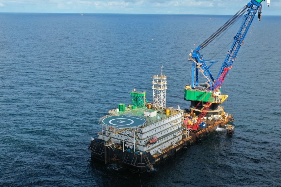 Heavy Lift Derrick Barge - Helix Energy Solutions